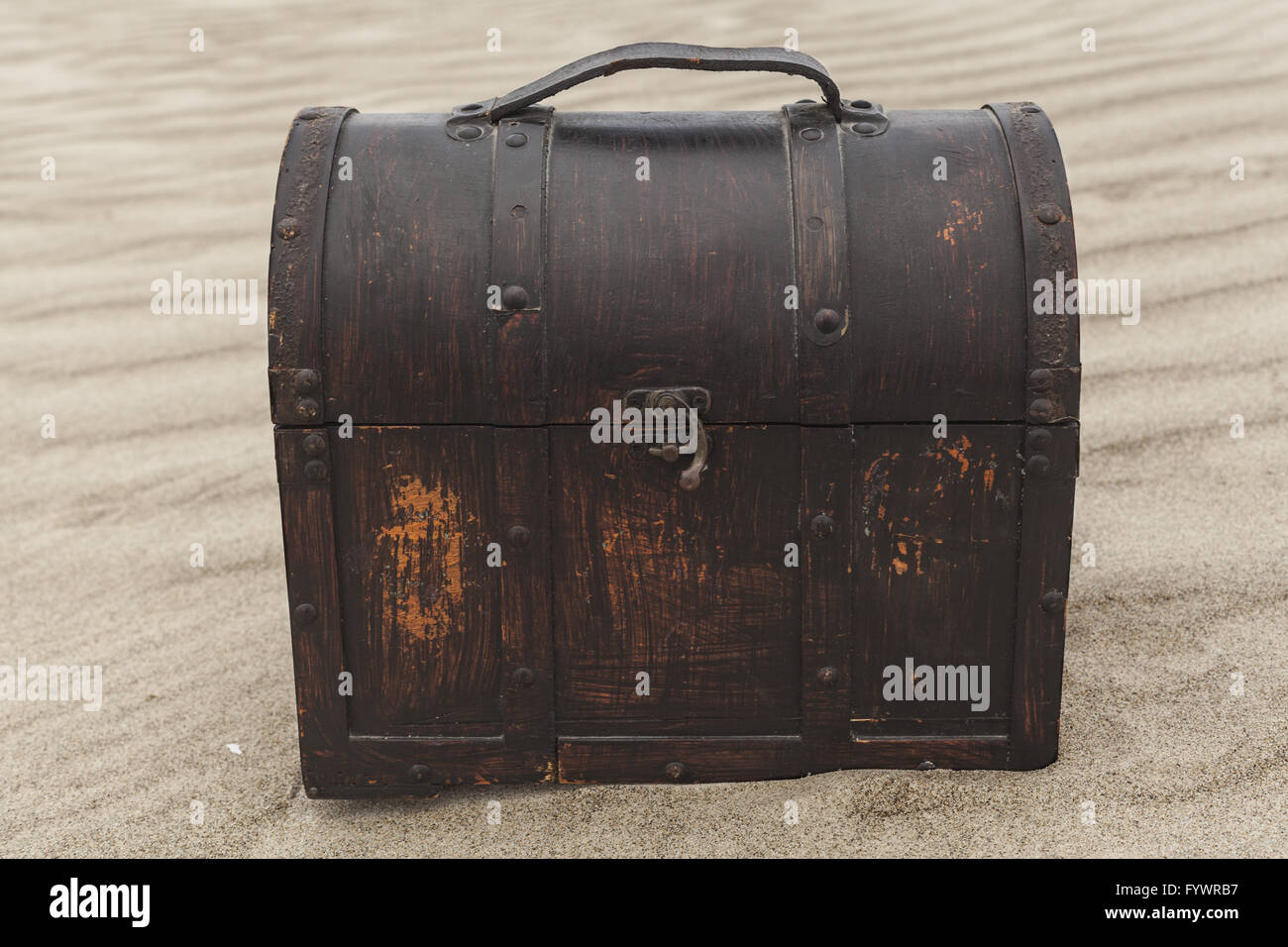 Pirate buried treasure beach hi-res stock photography and images - Alamy