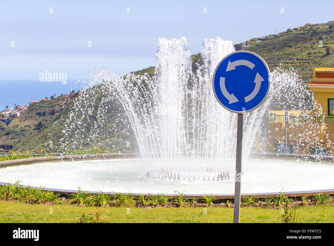 Roundabout traffic sign. Curved circle arrow elements Stock Photo - Alamy