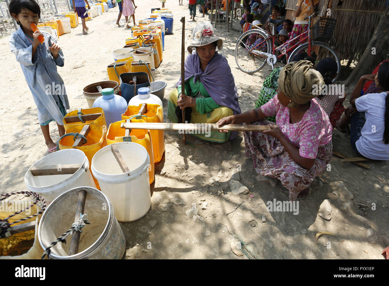 Niño myanmar hi-res stock photography and images - Alamy