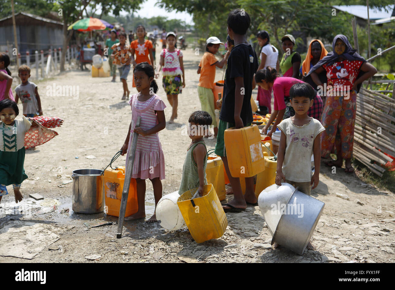 Niño myanmar hi-res stock photography and images - Alamy
