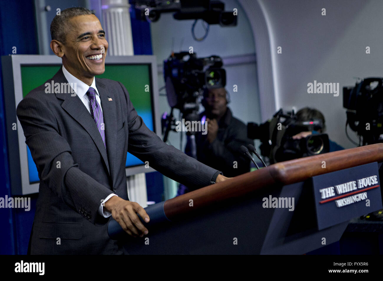 U s president obama smiles u s hi-res stock photography and images - Alamy