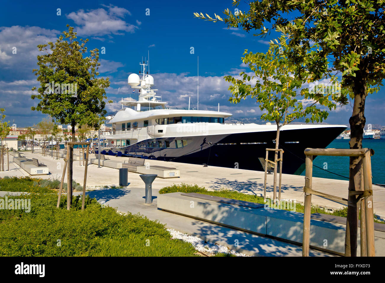 Sailing ship yacht docked hi-res stock photography and images - Alamy