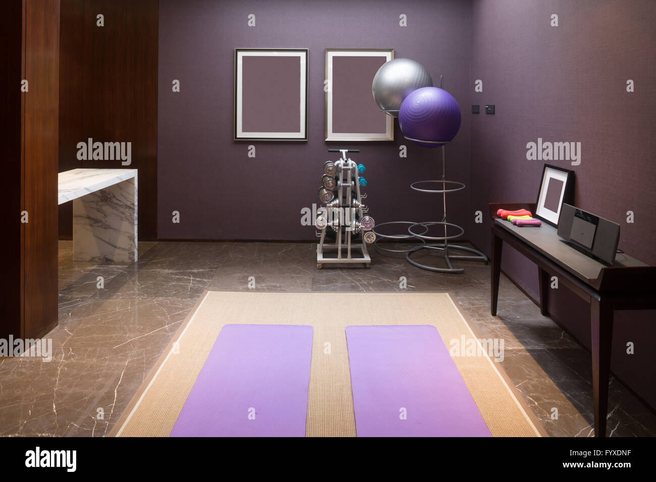 Empty exercise room hi-res stock photography and images - Alamy