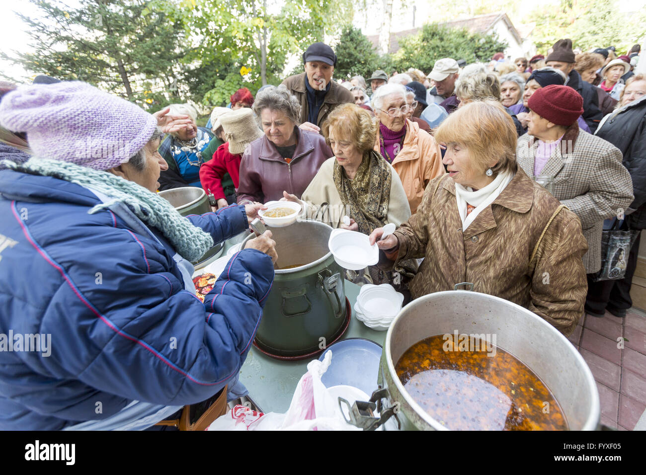 Giving Food To Poor Stock Photos & Giving Food To Poor Stock Images - Alamy