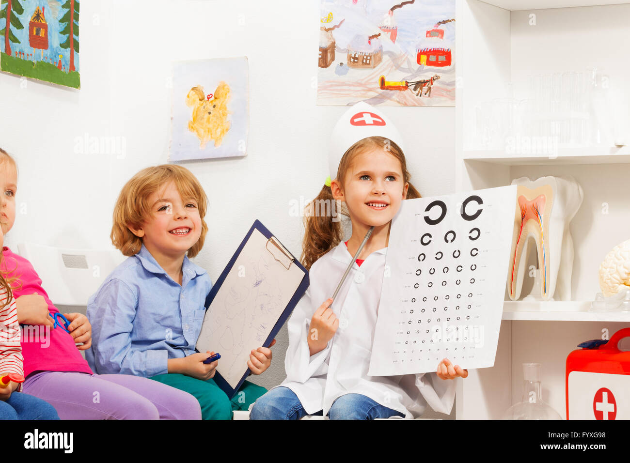 Ophthalmologist testing patient's sight with card Stock Photo - Alamy