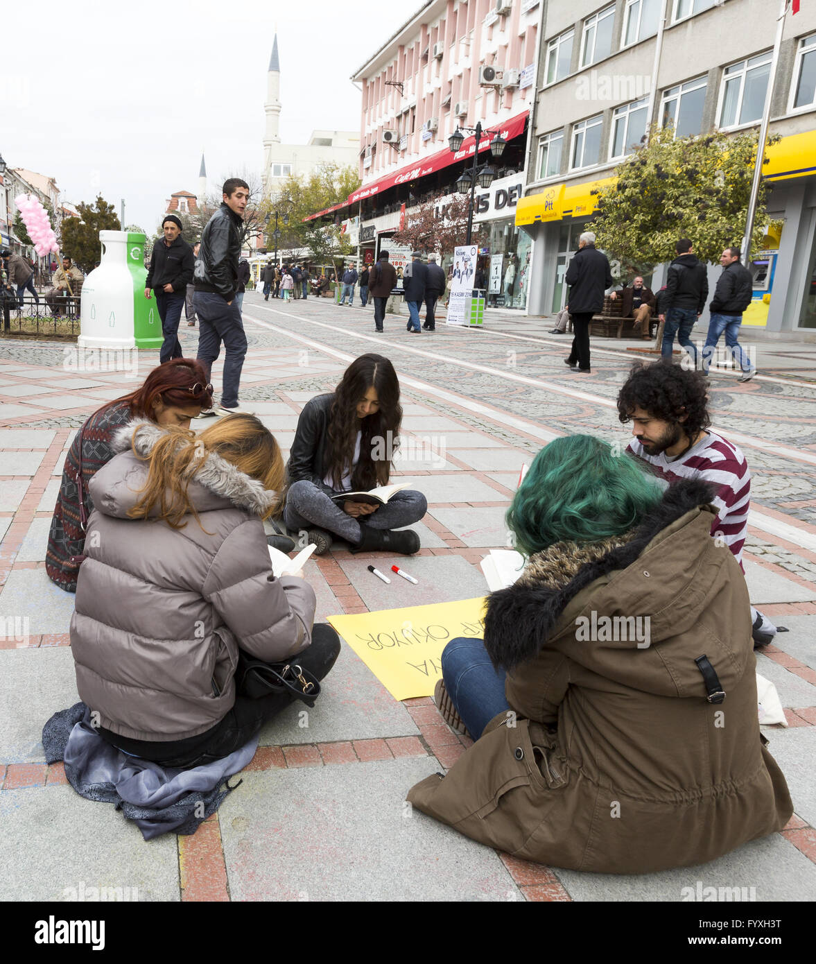 Young people reading street Stock Photo - Alamy