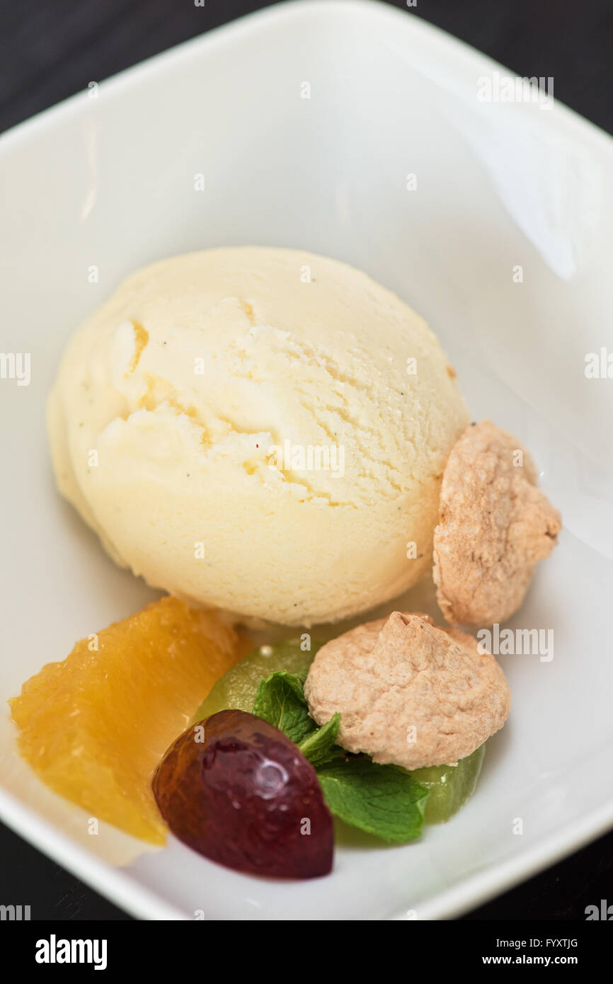 Peaches and ice cream hi-res stock photography and images - Alamy