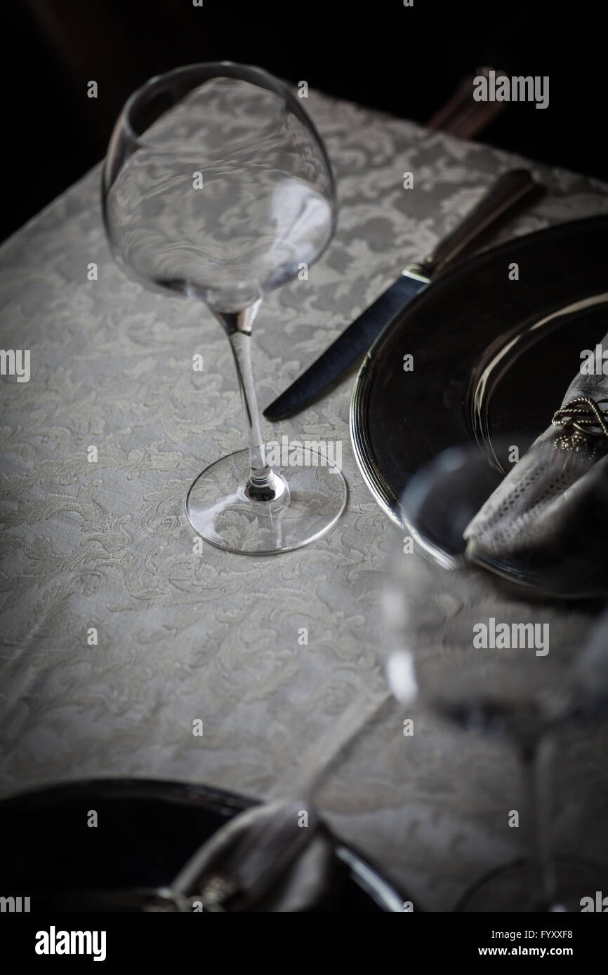 Empty dinner table in a luxury restaurant Stock Photo - Alamy
