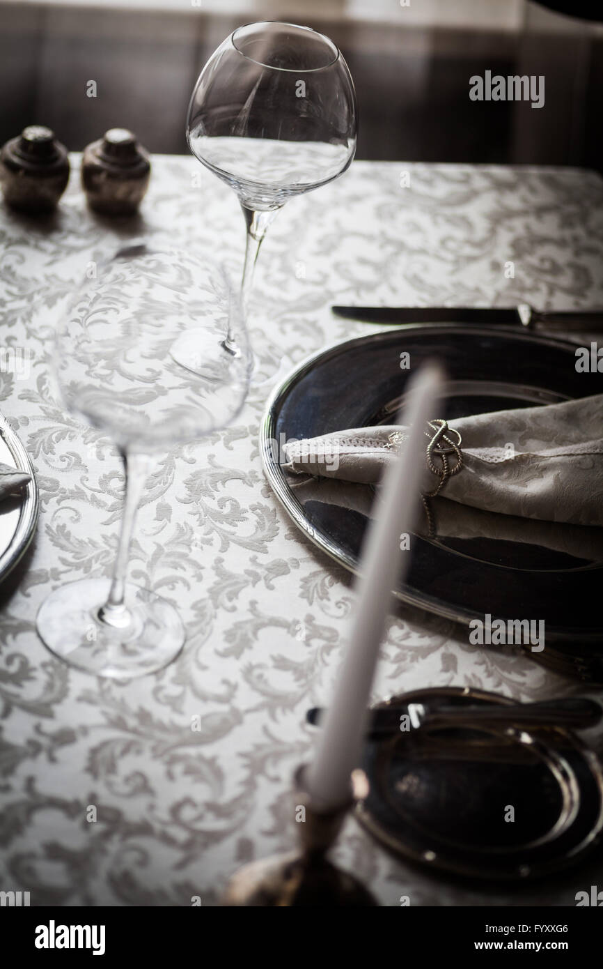 Empty dinner table in a luxury restaurant Stock Photo - Alamy