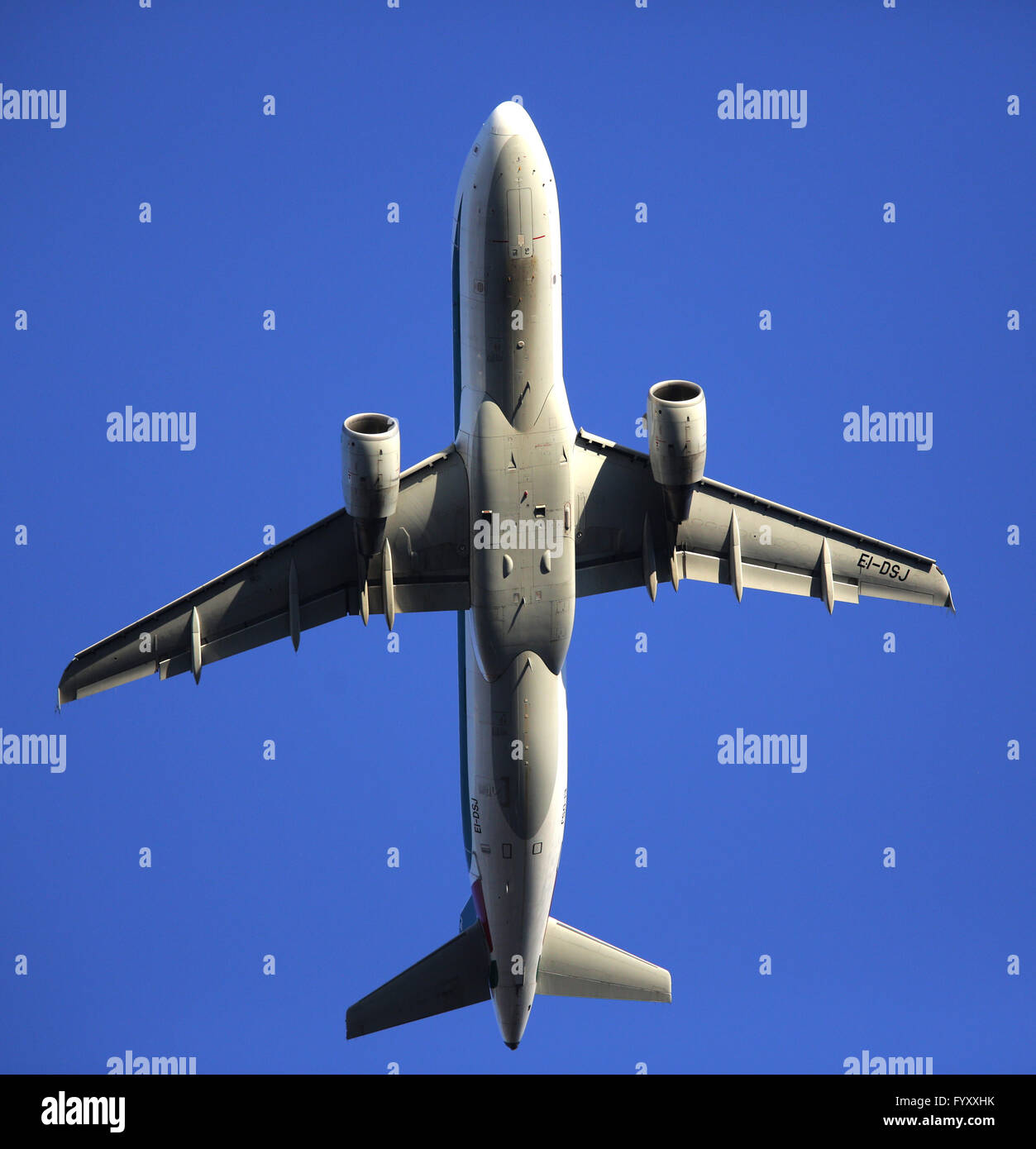 Airplane seen from below hi-res stock photography and images - Alamy