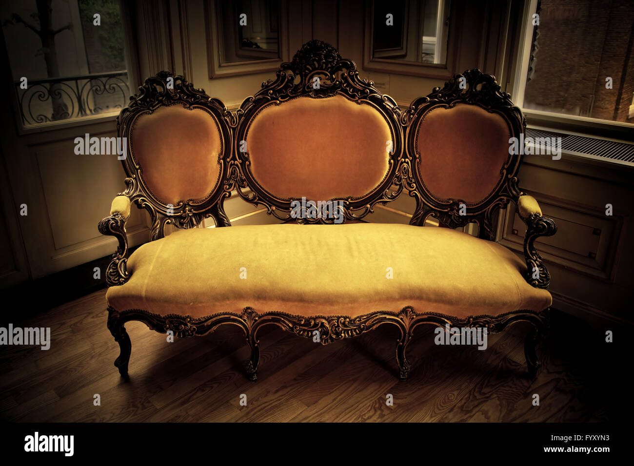 Vintage sofa hi-res stock photography and images - Alamy