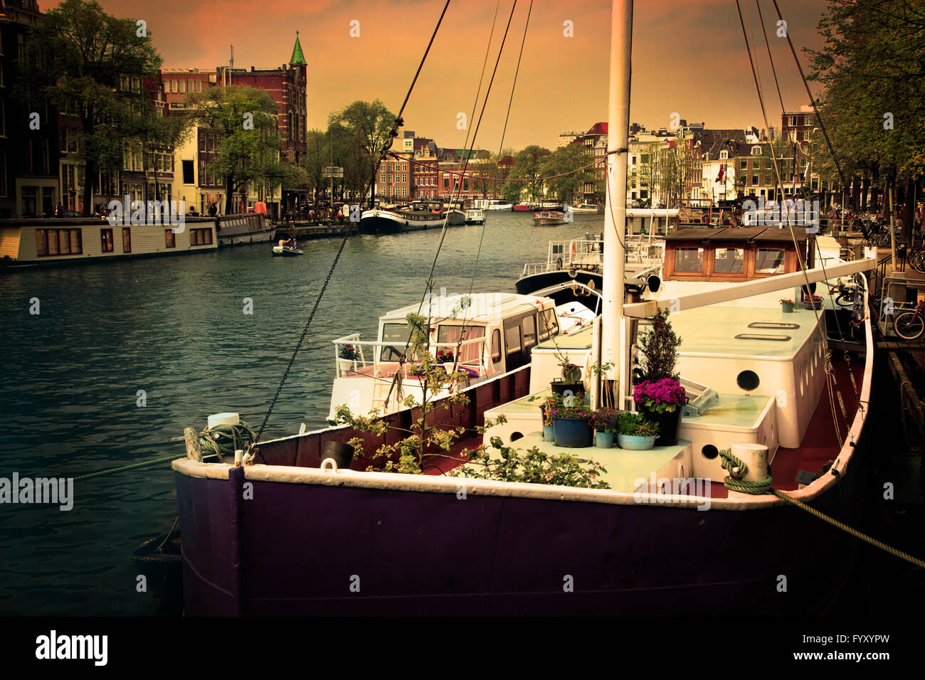 Vintage canal boats hi-res stock photography and images - Alamy