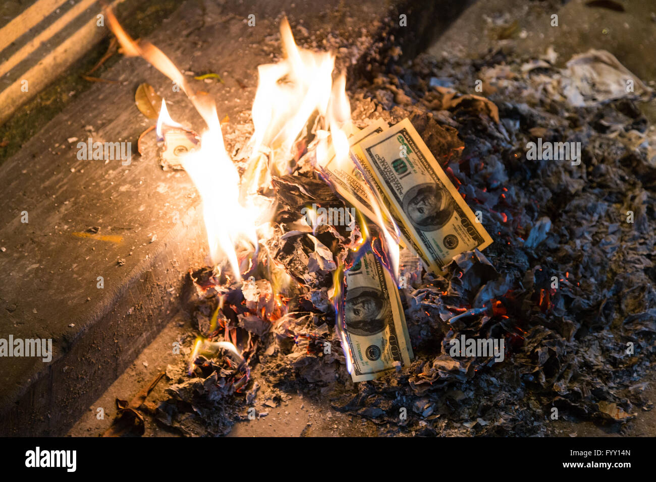 Burning money - 100 american dollar banknotes in flames Stock Photo - Alamy