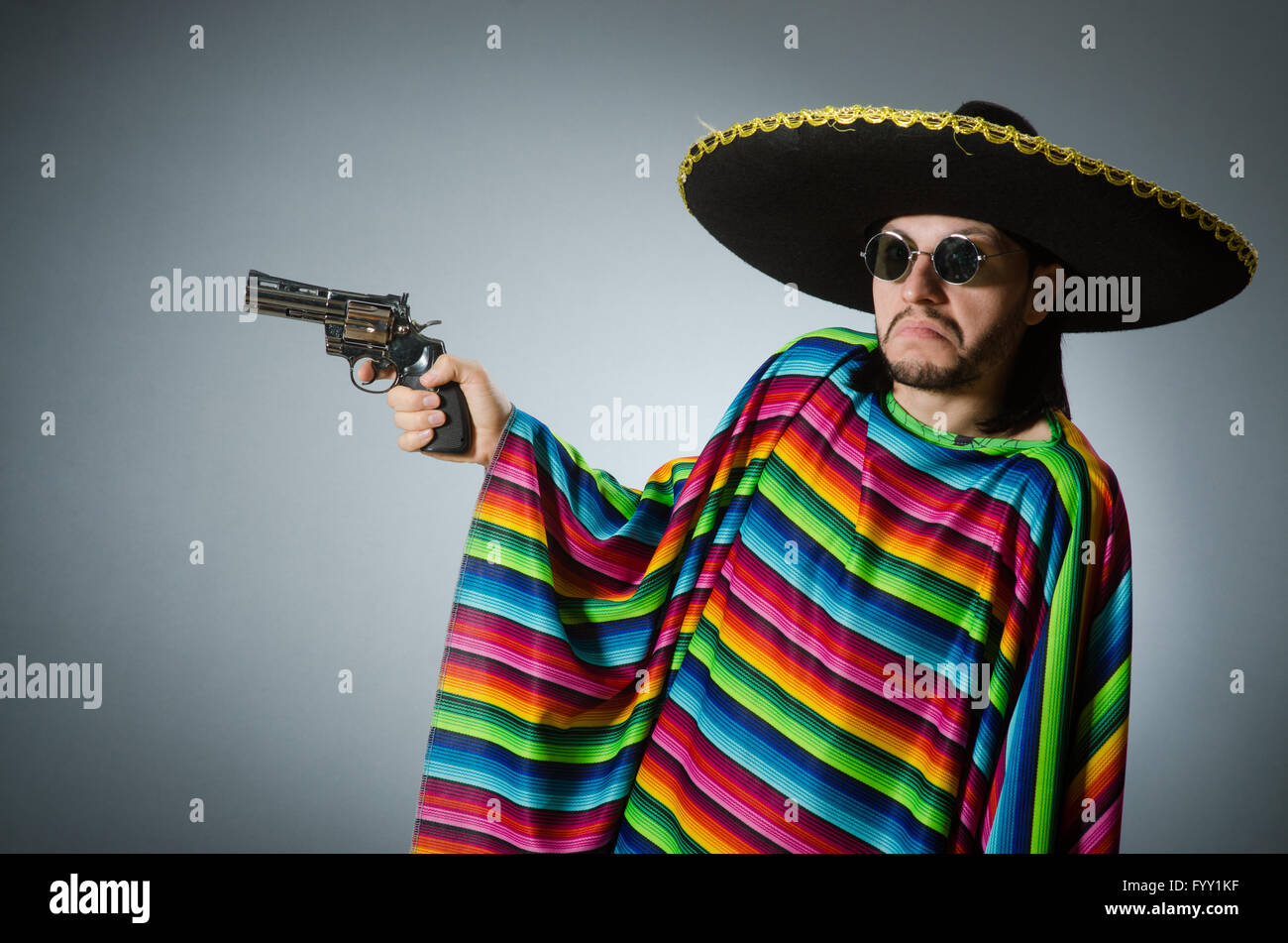 Mexican with gun wearing sombrero Stock Photo - Alamy