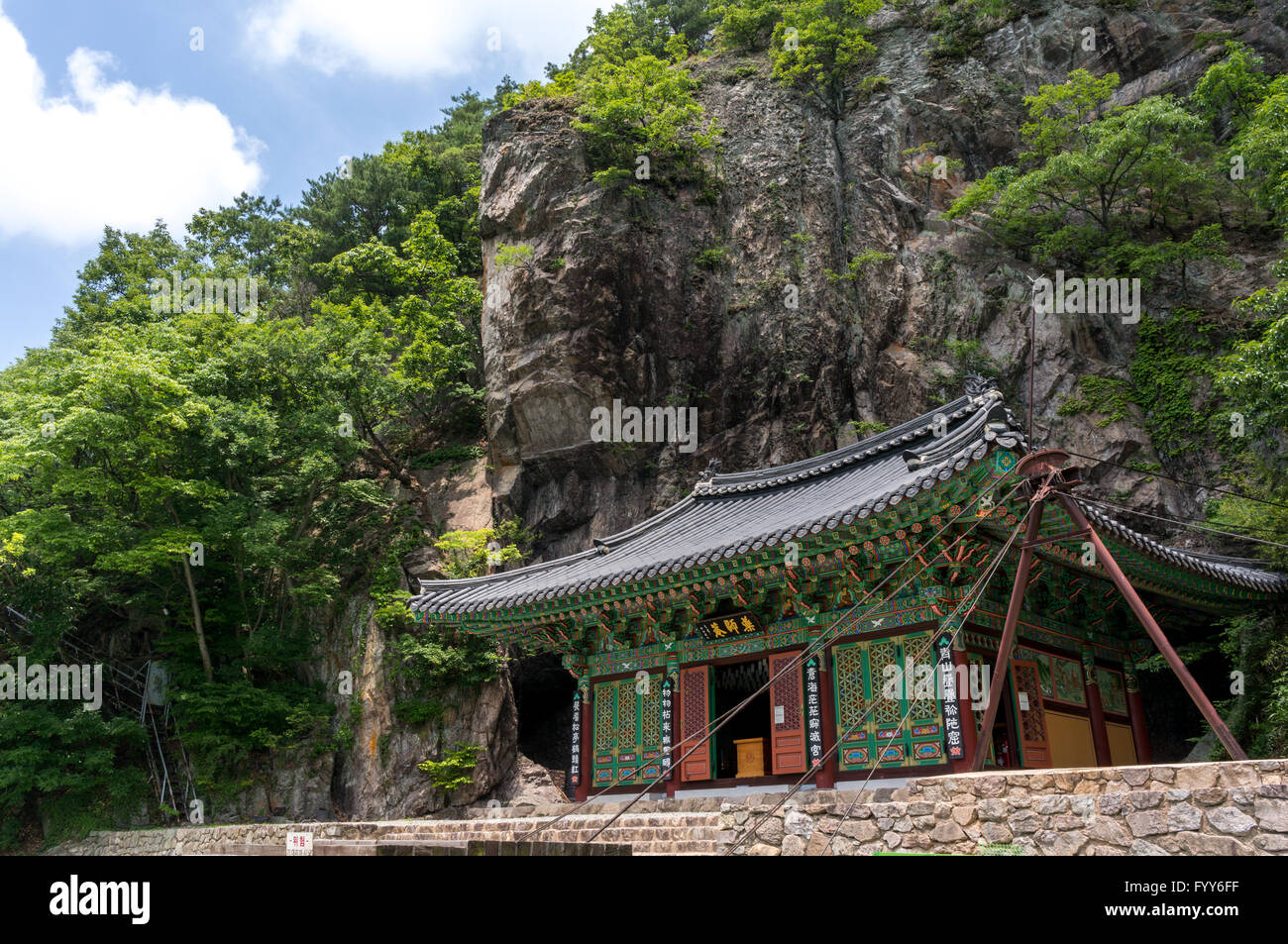 Cliff temple hi-res stock photography and images - Alamy