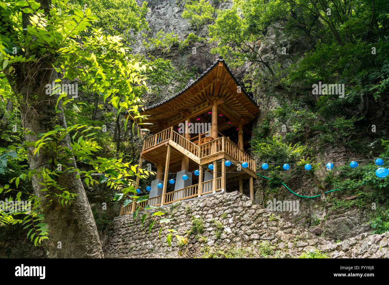 Cliff temple hi-res stock photography and images - Alamy