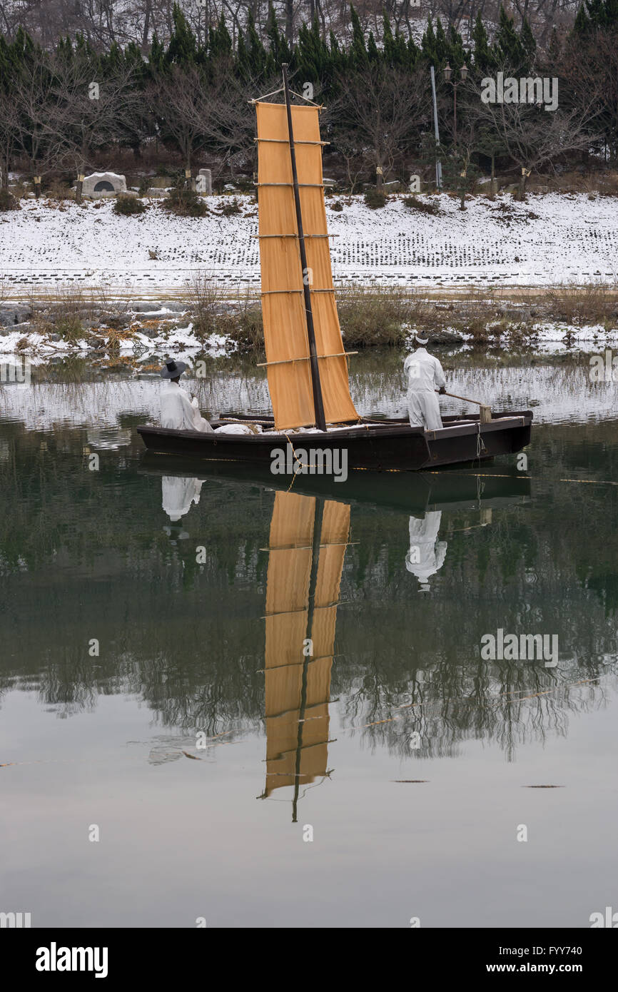 Traditional Korean boat Stock Photo - Alamy