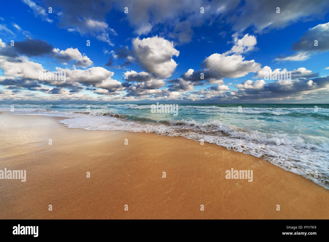 Cloud reflection beach hi-res stock photography and images - Alamy