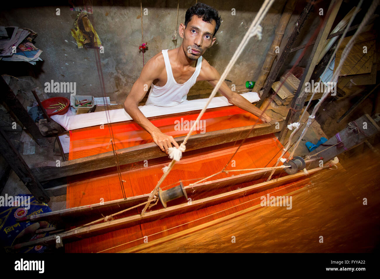 Md. Ali Hossen (28 years) a Benarashi Palli worker © Jahangir Alam ...