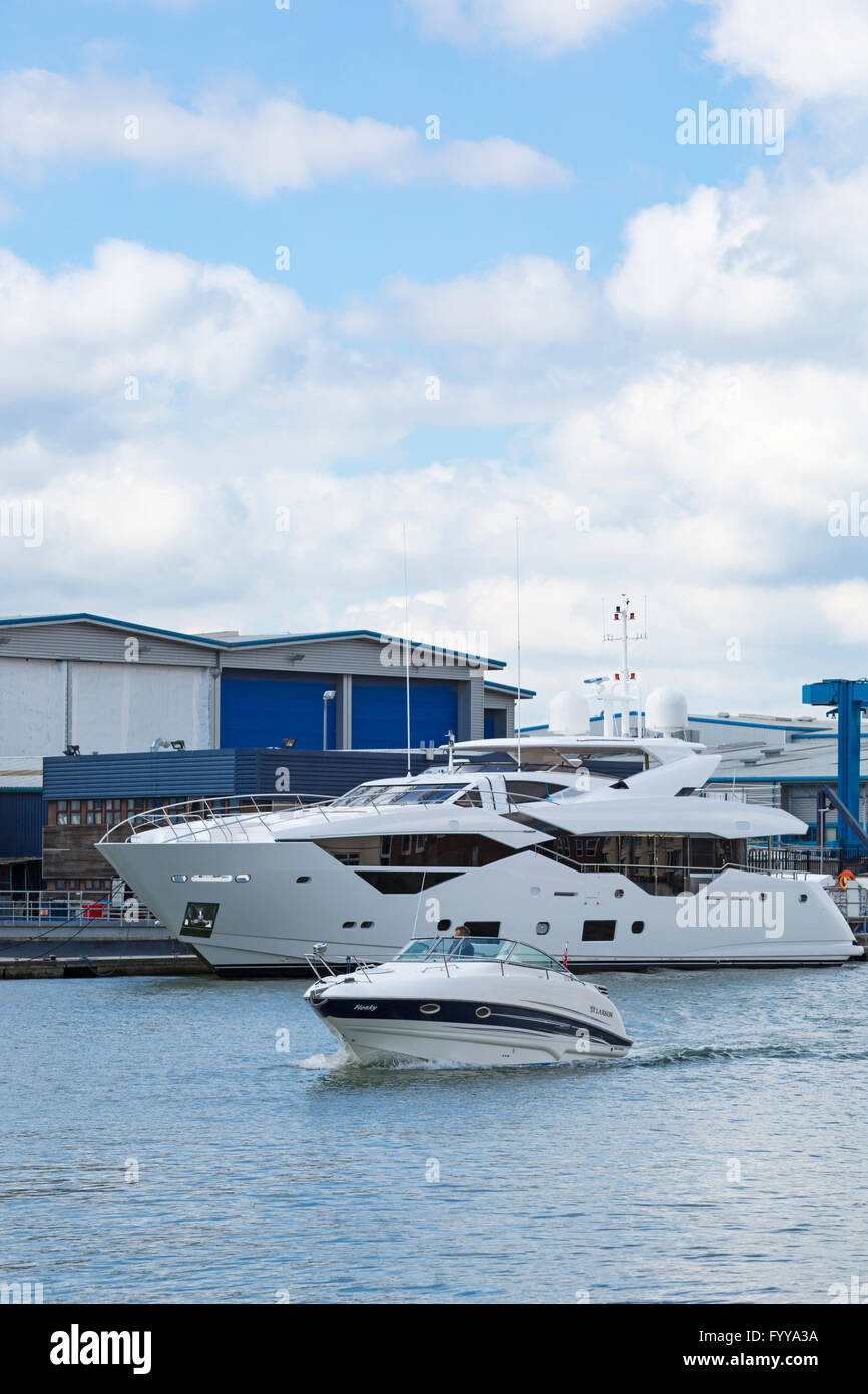 Larson boats hi-res stock photography and images - Alamy