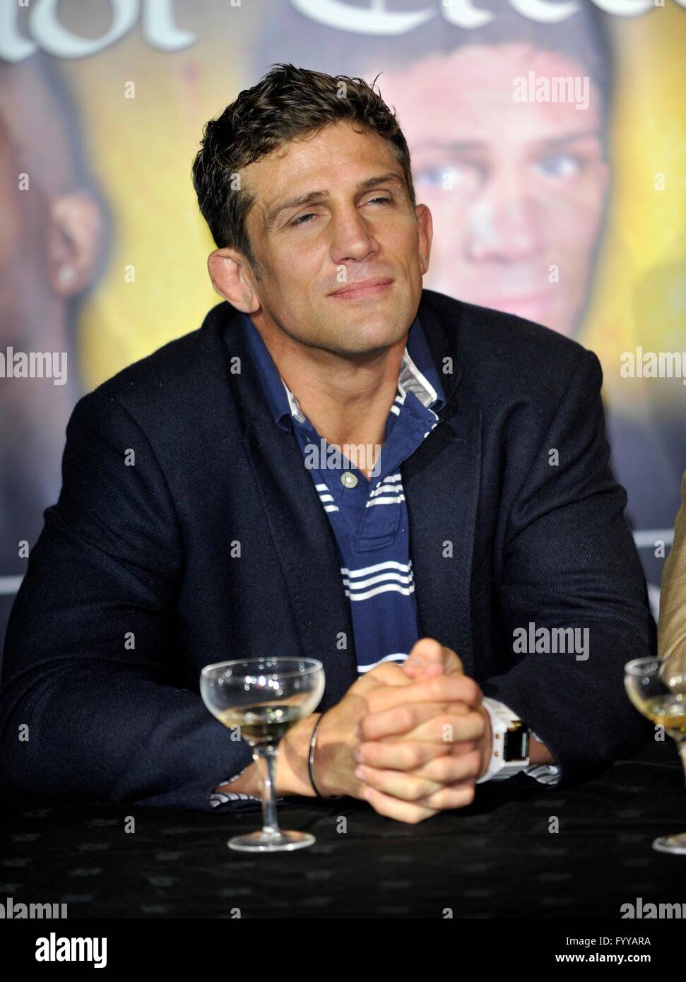 Mma cage fight hi-res stock photography and images - Alamy