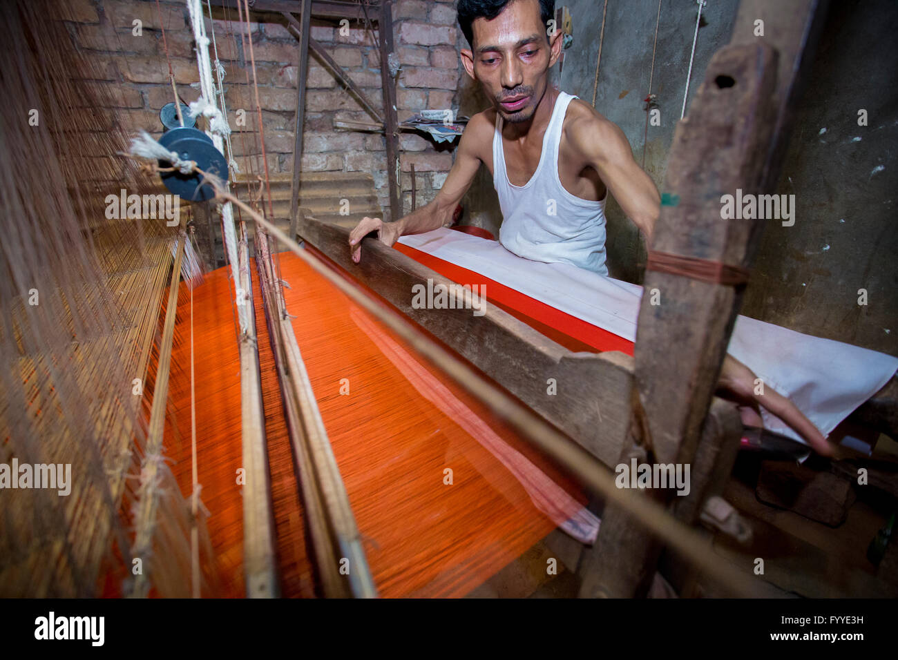 Md. Ali Hossen (28 years) a Benarashi Palli worker © Jahangir Alam ...