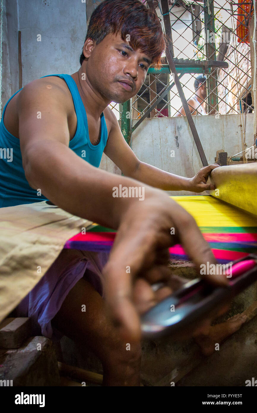 Md. Joshim (30 years) a Benarashi Palli worker © Jahangir Alam Onuchcha ...