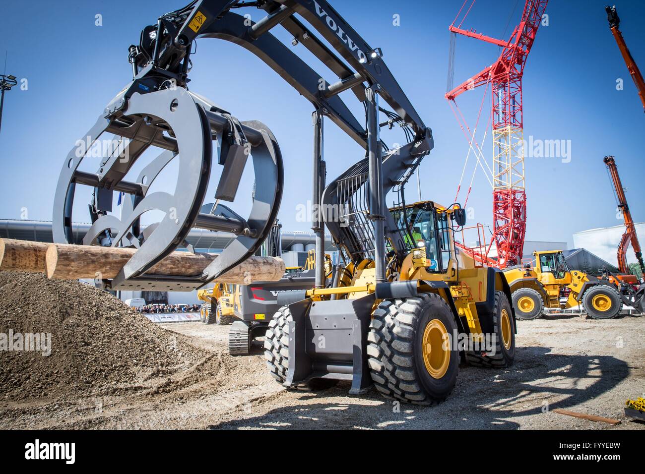bauma 2016 exhibition: Volvo L180H with log grapple at Volvo Show ...