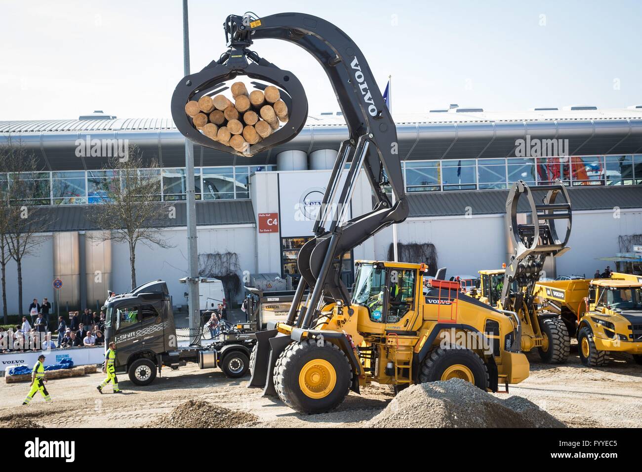 bauma 2016 exhibition: Volvo L180H with log grapple at Volvo Show ...
