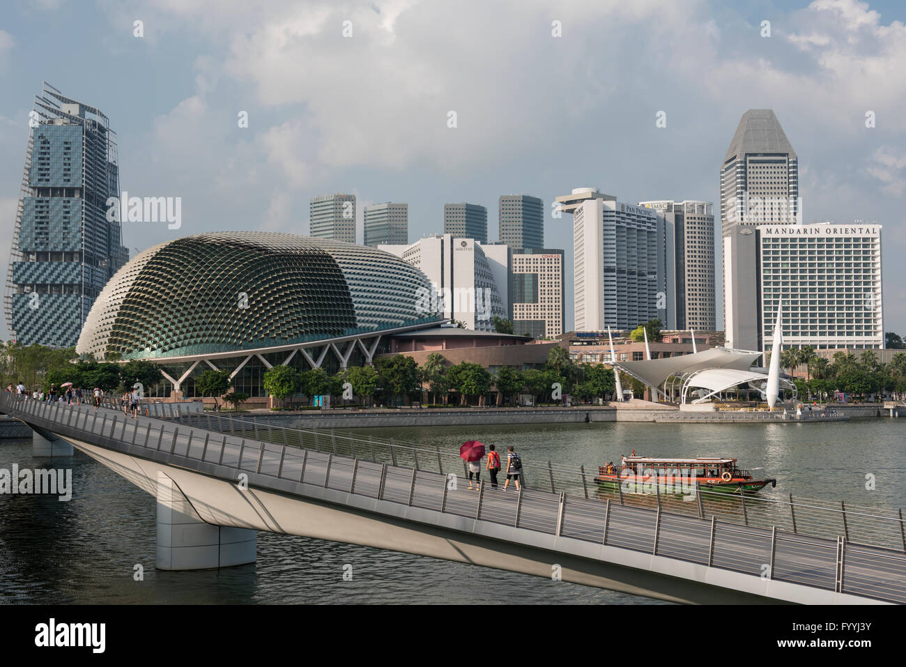 The esplanade – theatres on the bay hi-res stock photography and images ...