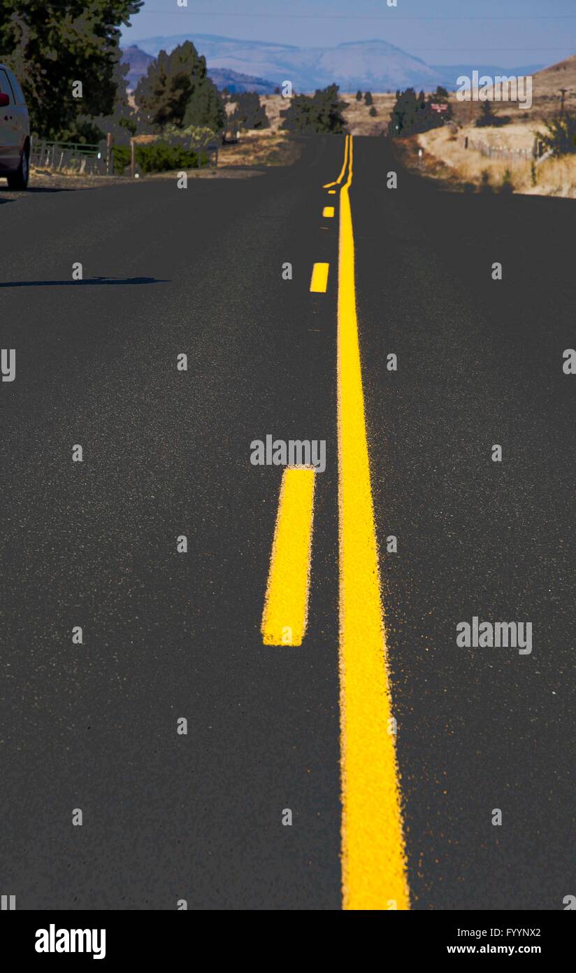 Yellow road markings hi-res stock photography and images - Alamy