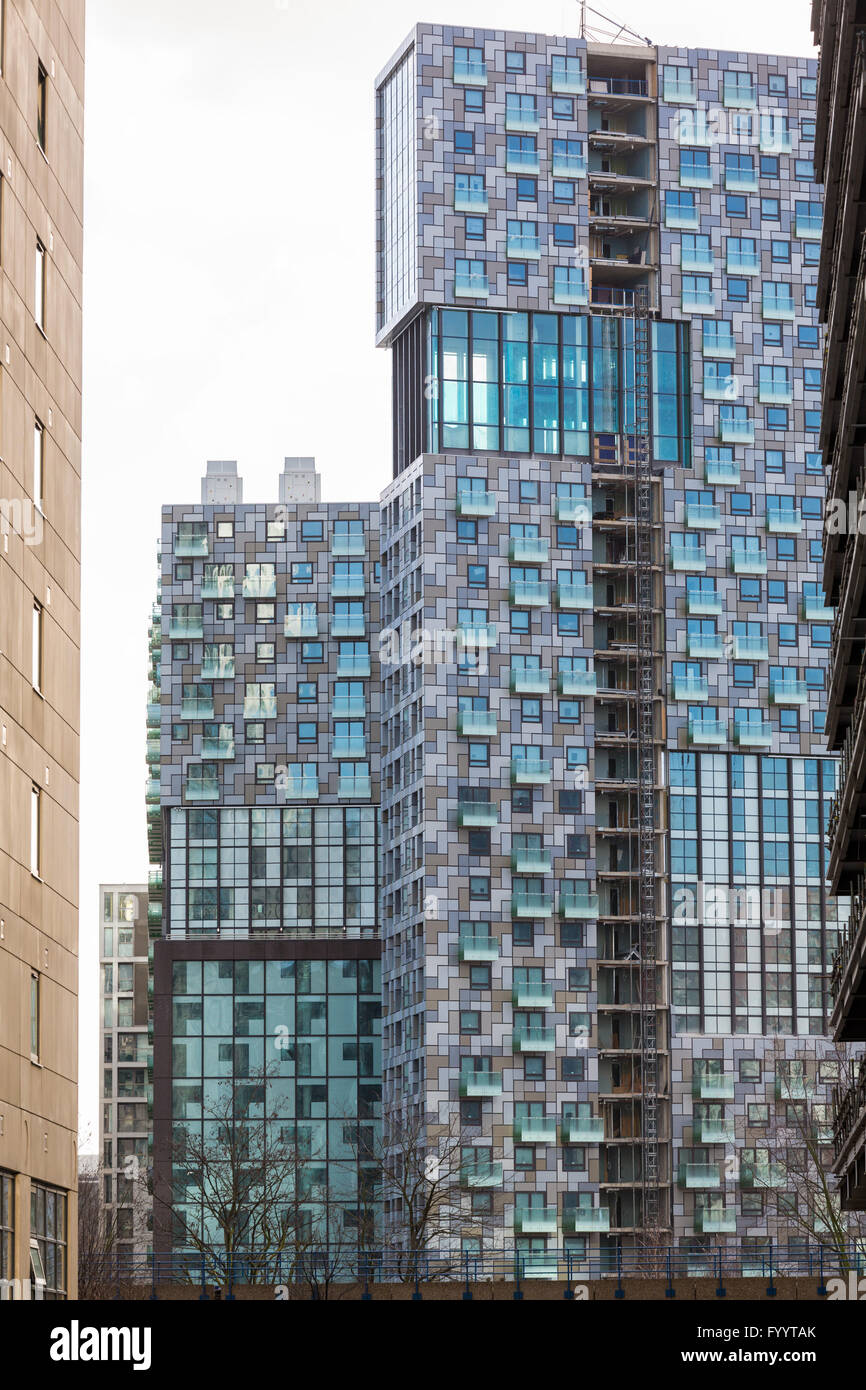 New residential tower in Canary Wharf in London Stock Photo - Alamy New residential tower in Canary Wharf in London Stock Photo - Alamy