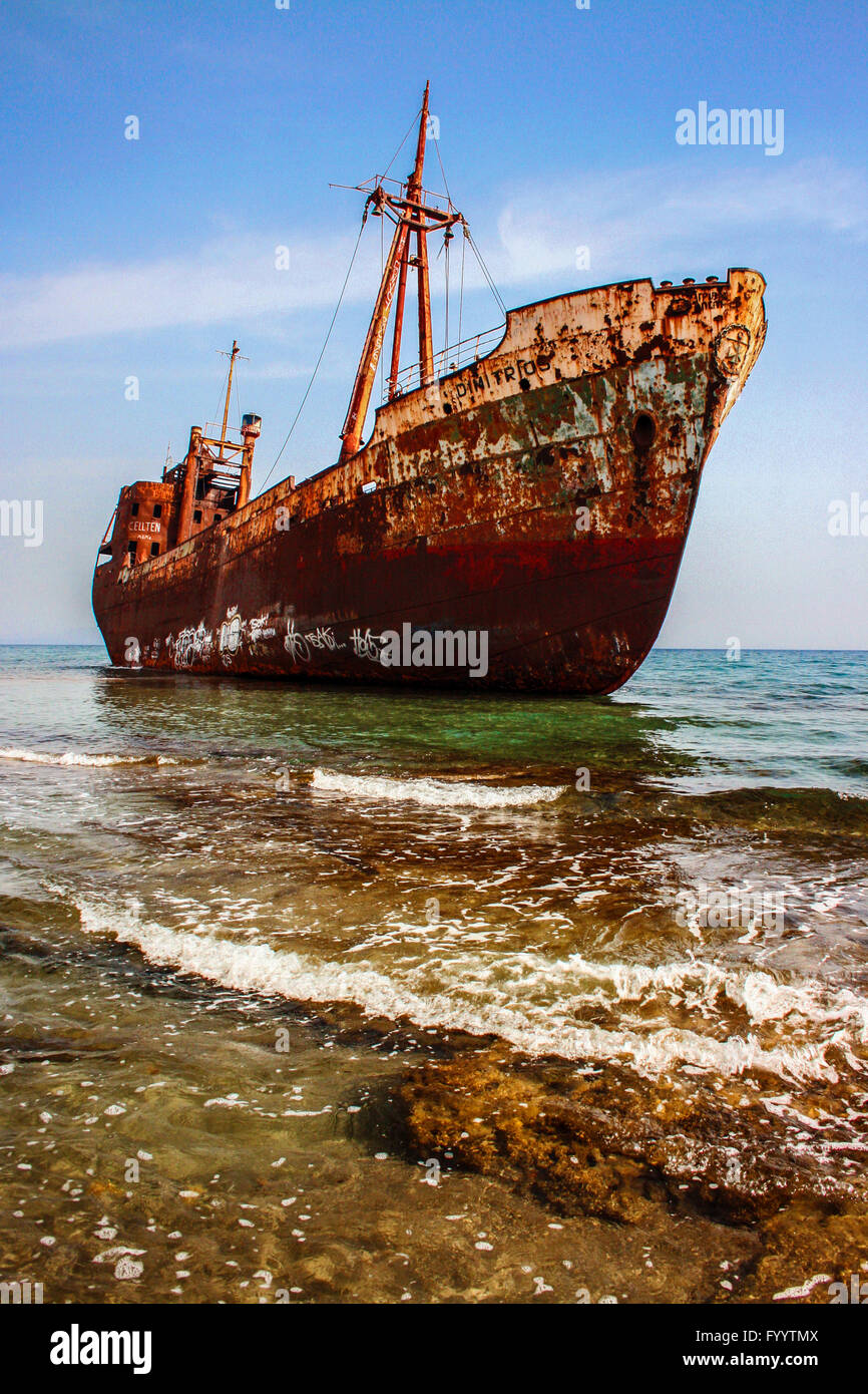 Shipwreck ship hi-res stock photography and images - Alamy