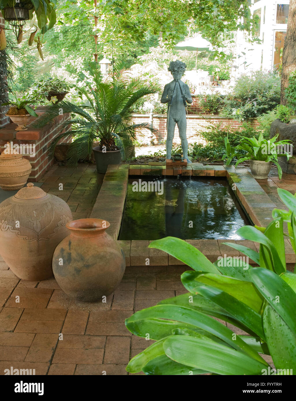Decorative garden urns hi-res stock photography and images - Alamy