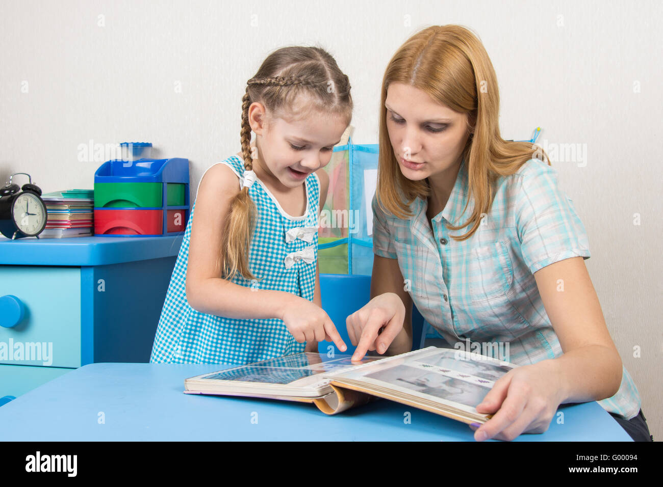 Child looking at old photos hi-res stock photography and images - Alamy