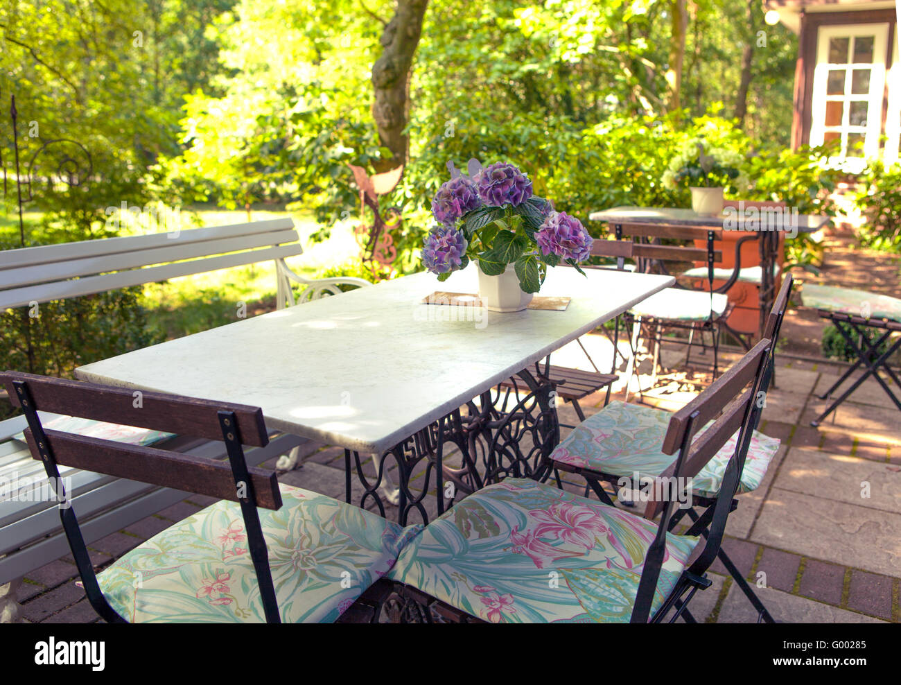 Outdoor cafe in the park Stock Photo - Alamy