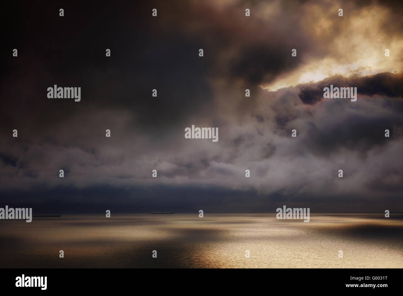 Golden sun rays hi-res stock photography and images - Alamy