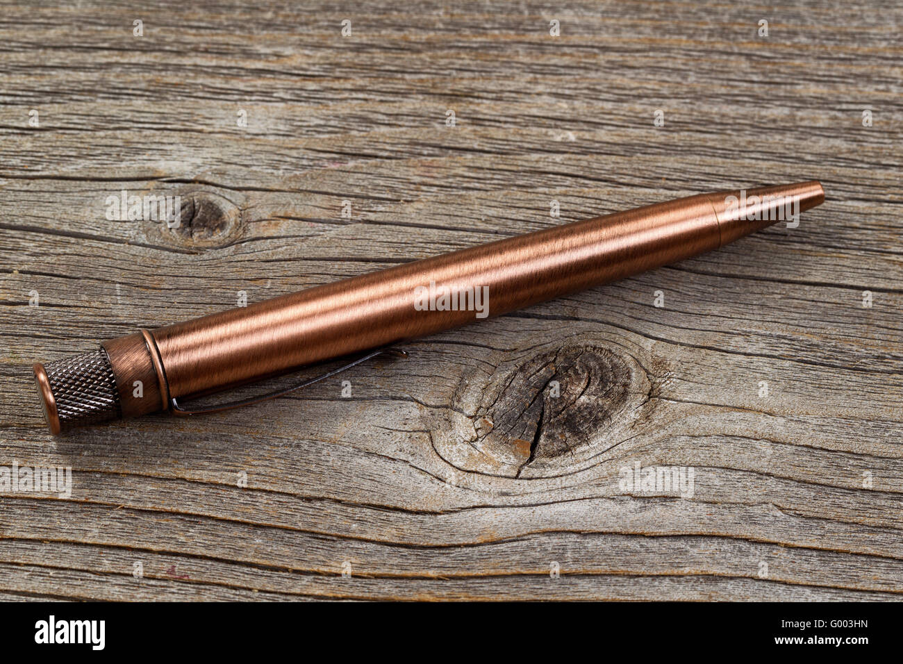 Vintage metal pen on rustic wood Stock Photo - Alamy