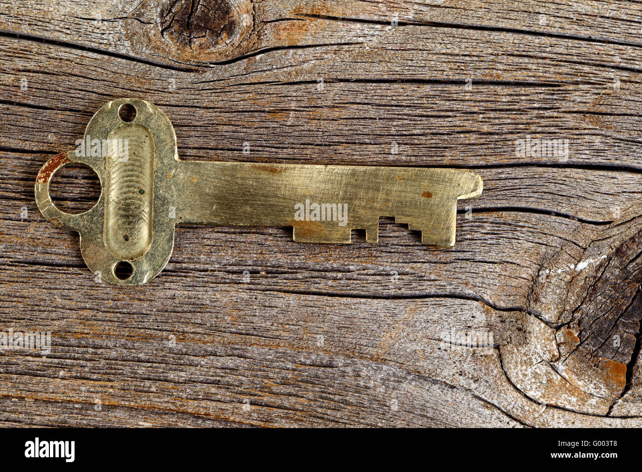 Vintage key on rustic wood Stock Photo - Alamy