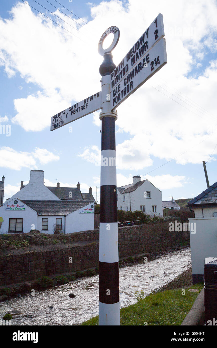 Welsh road signs hi-res stock photography and images - Alamy