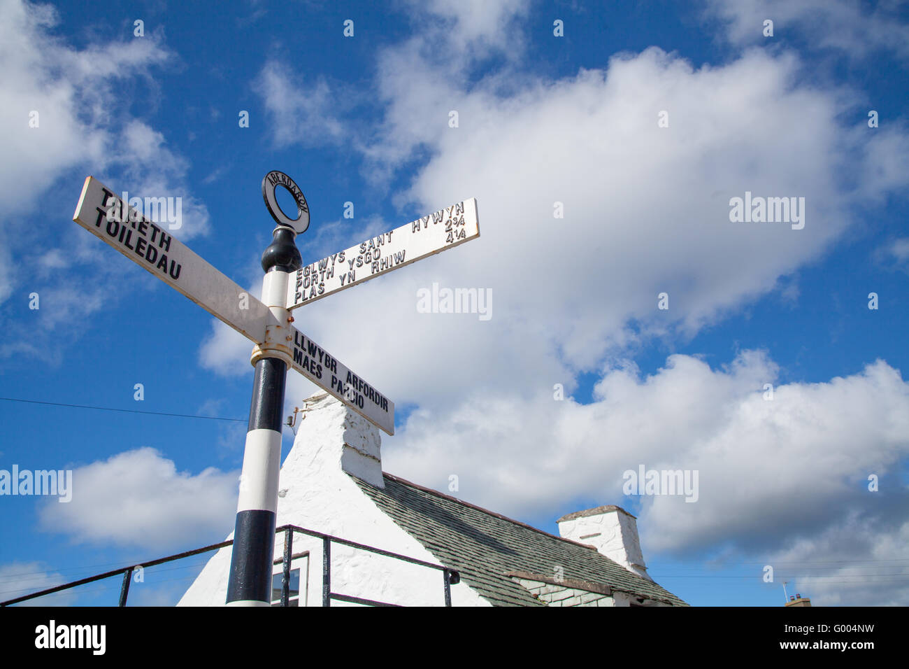 Welsh road signs hi-res stock photography and images - Alamy