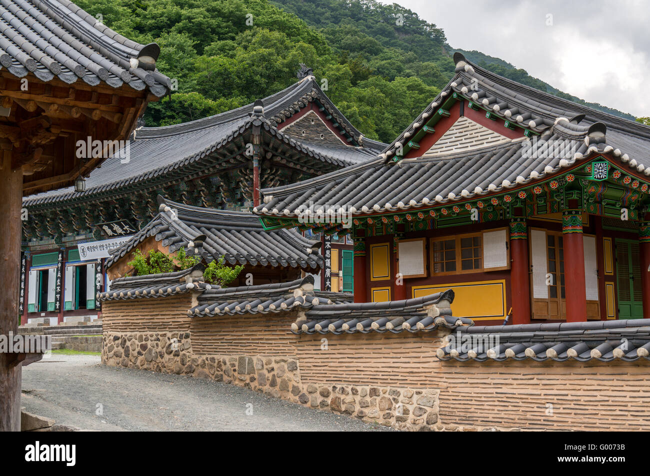 Traditional Korean temple road Stock Photo - Alamy