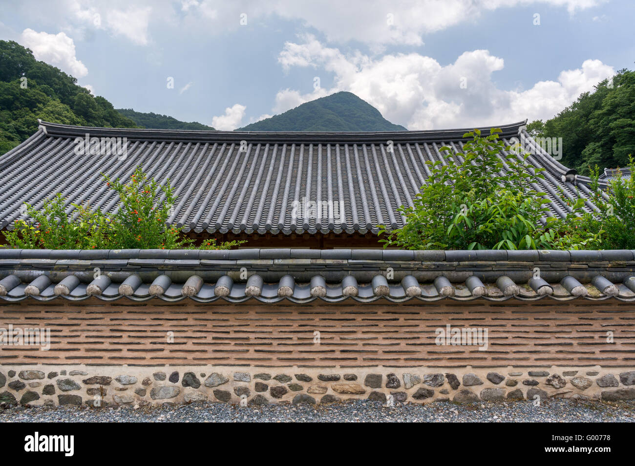 Traditional korean structure hi-res stock photography and images - Alamy