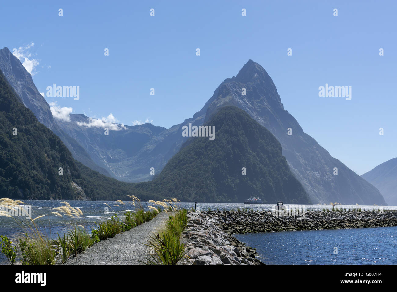 Milford sound dock hi-res stock photography and images - Alamy