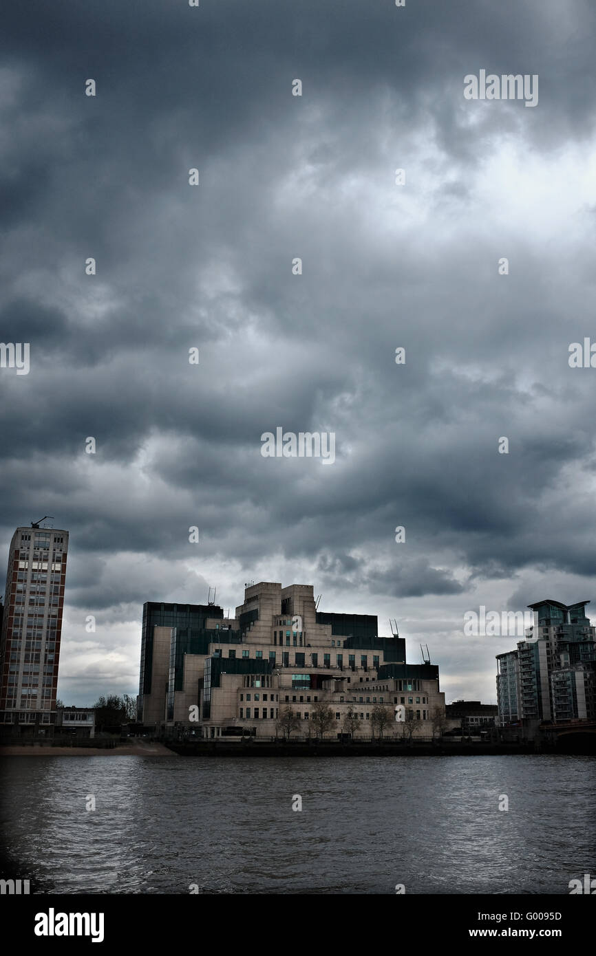 London mi6 building hi-res stock photography and images - Alamy