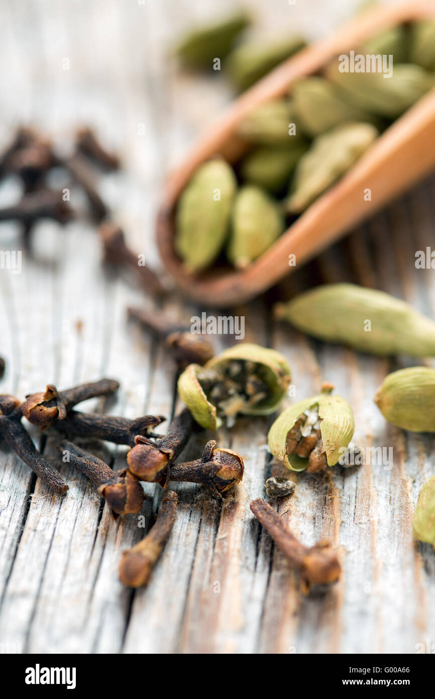 Spices - cardamom and cloves Stock Photo - Alamy
