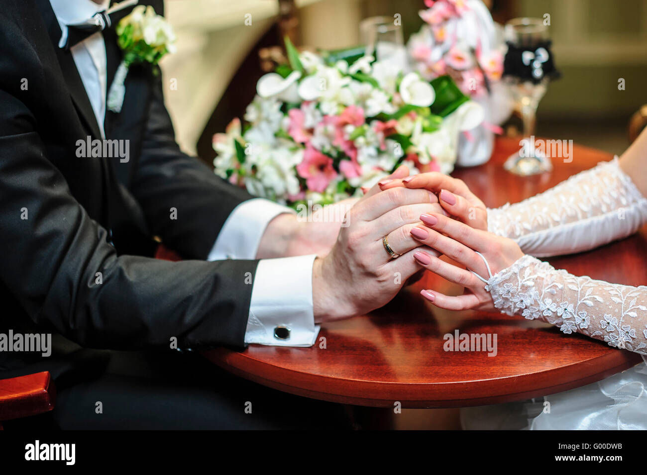 Hands of bride and groom with rings Stock Photo - Alamy