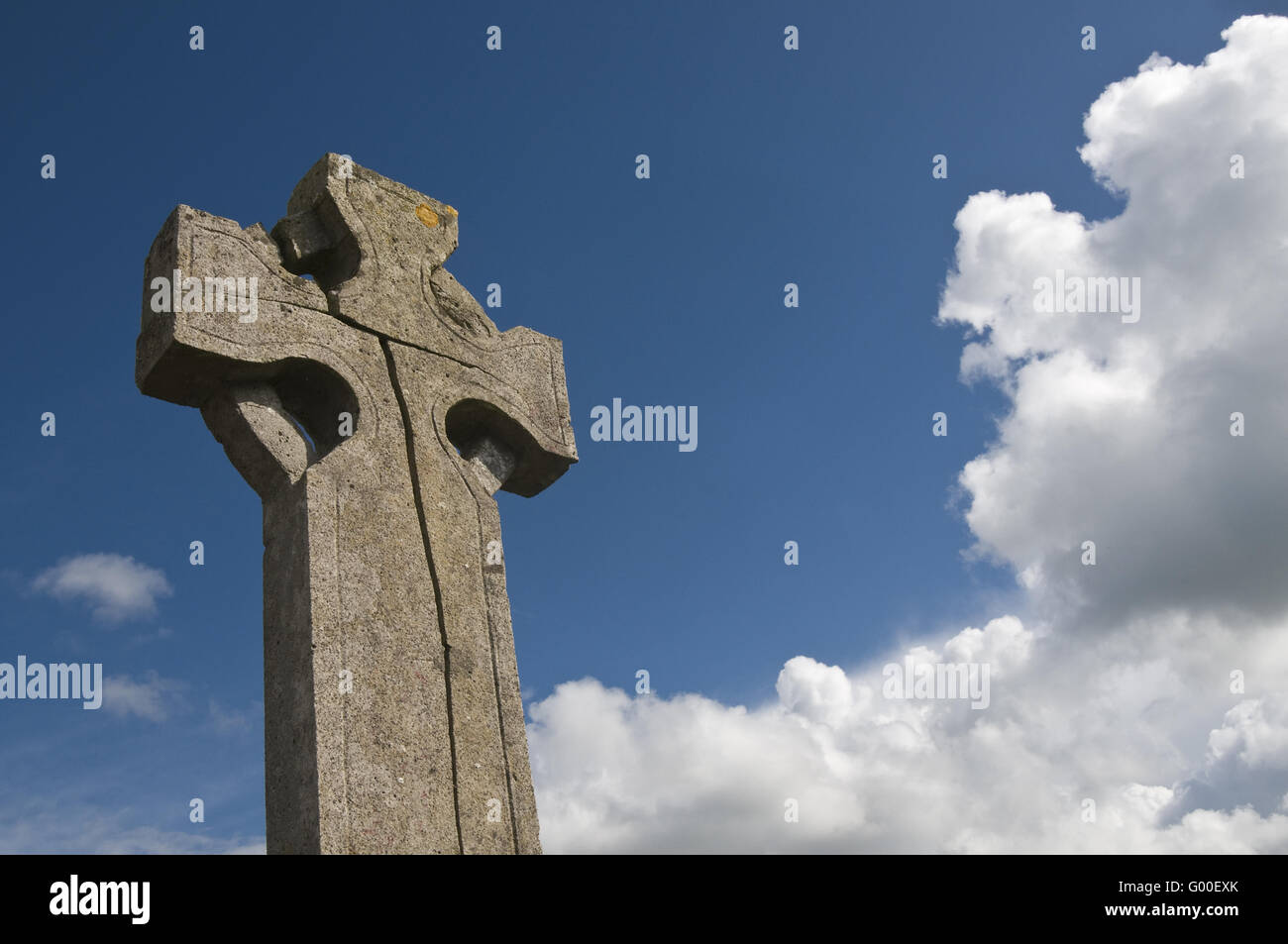 Broken tombstone cross hi-res stock photography and images - Alamy