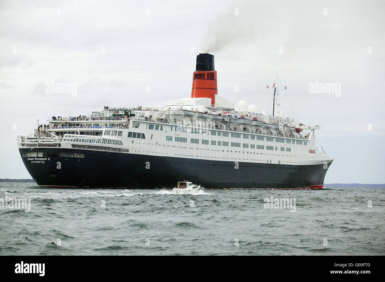 cruise ship queen elizabeth Stock Photo - Alamy
