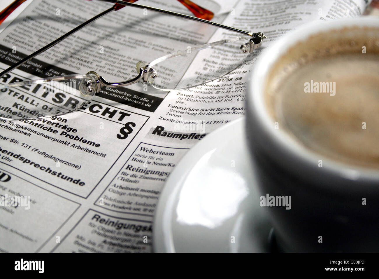 Newspaper article hi-res stock photography and images - Alamy